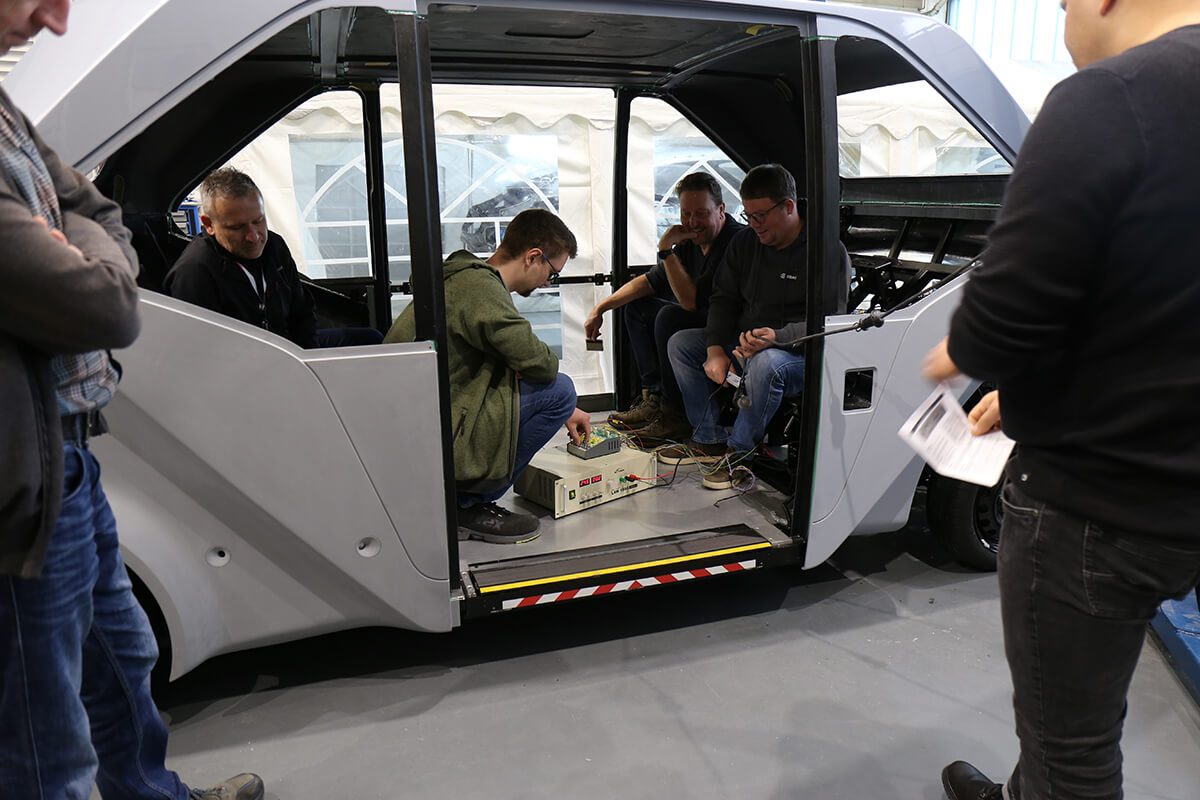 Successful marriage of EDAG CityBot tractor and people mover module ...